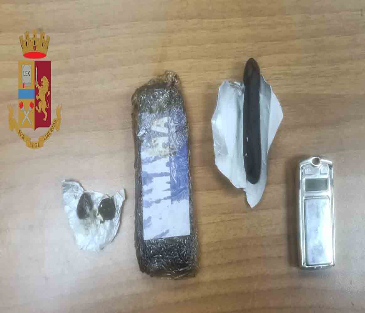 Tenta di disfarsi della droga: arrestato 61enne - CosmoPolis