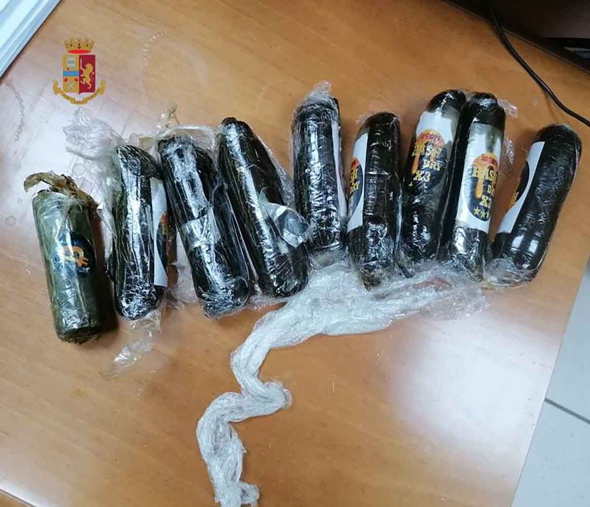 Nascondeva droga in camera da letto: arrestato 29enne - CosmoPolis