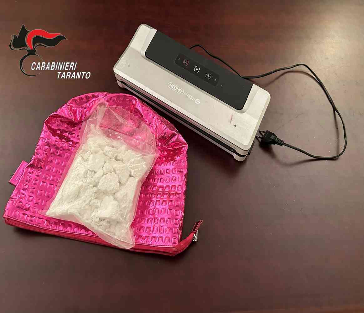 Tamburi, in fuga sui tetti con mezzo chilo di cocaina: arrestato 29enne ...