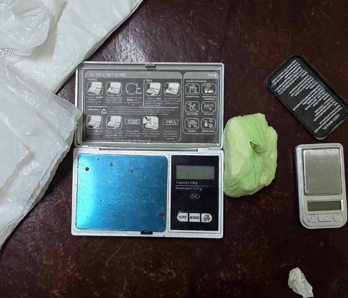 Tenta di nascondere la droga ma viene scoperto: arrestato 20enne ...