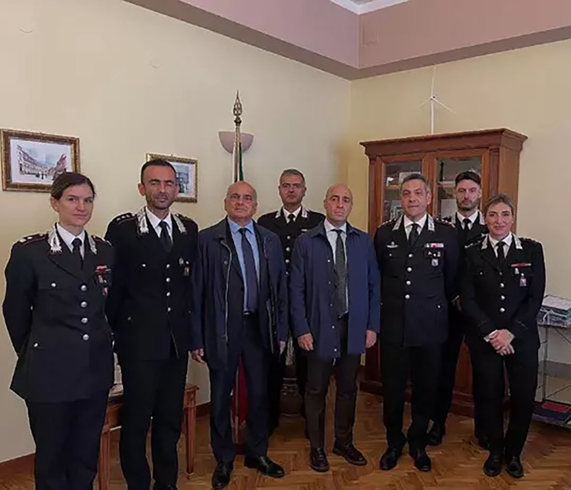 Taranto, l’omaggio delle Forze dell’Ordine ai Carabinieri caduti ...