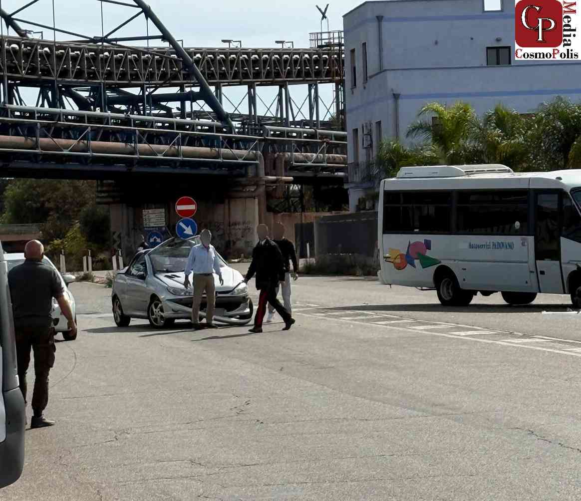 Taranto, scontro tra un pulmino e un auto sulla Statale 100 - CosmoPolis